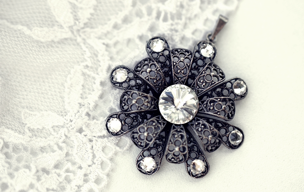 Zdobené filigránové přívěsky filigránový přívěsek s rivoli swarovski ...